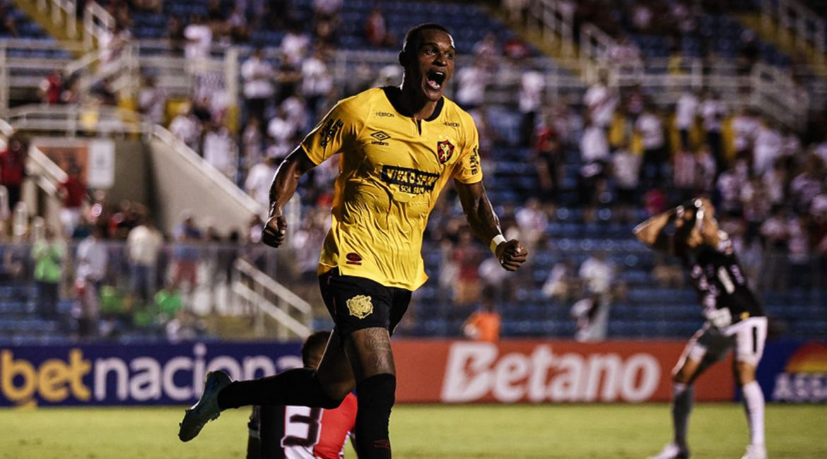 Com gol decisivo e assistência, Matheus Alexandre celebra estreia pelo ...